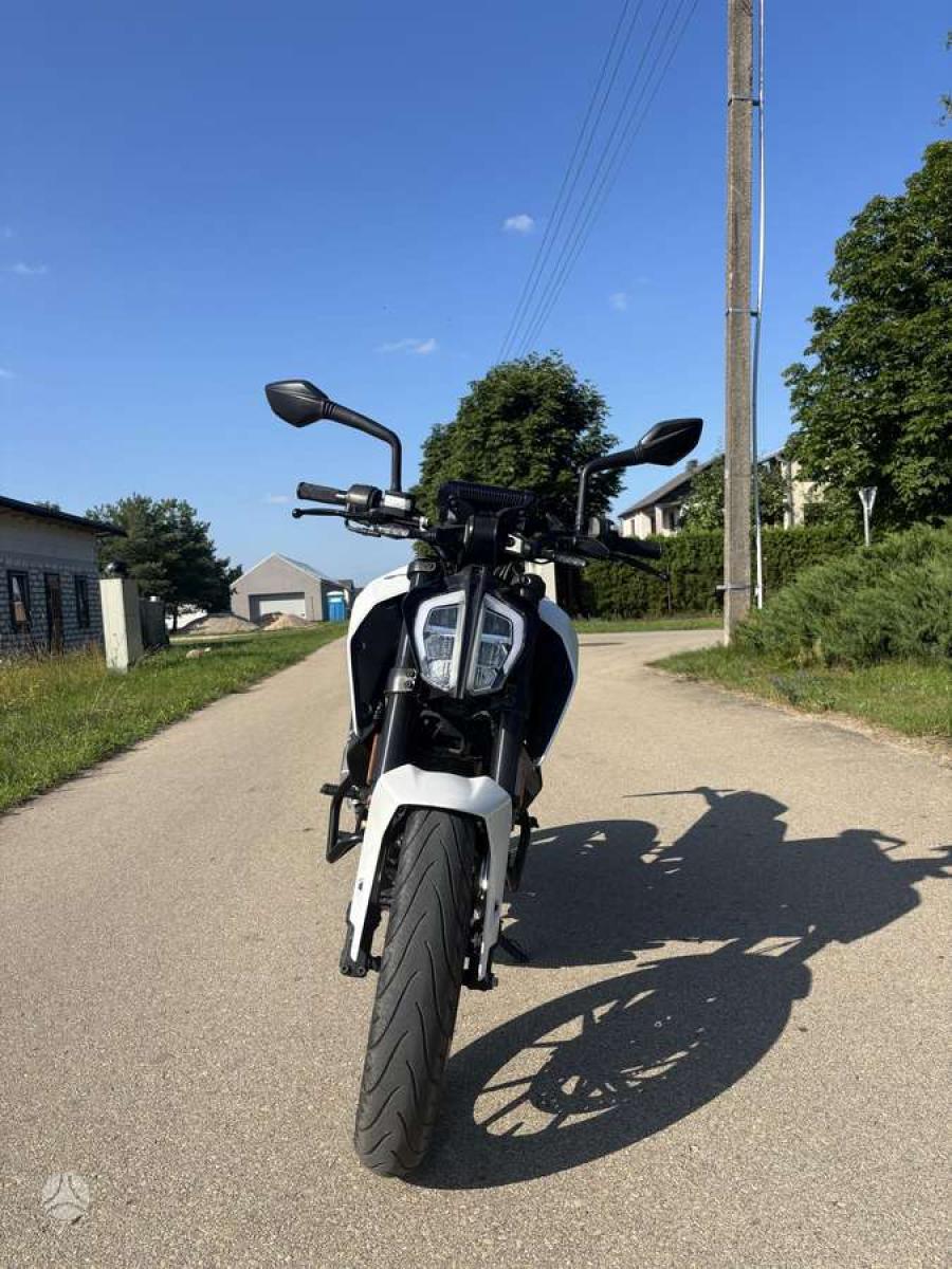 White KTM Duke 2018 in Druskininkai, with an engine capacity of 0.13 L and mileage of 14 thousand km for 2400 €, photo 4 on AUTOMOTO.COM.LV