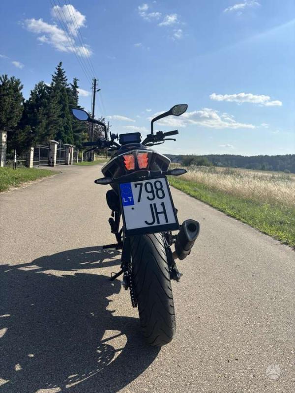 White KTM Duke 2018 in Druskininkai, with an engine capacity of 0.13 L and mileage of 14 thousand km for 2400 €, photo 5 on AUTOMOTO.COM.LV