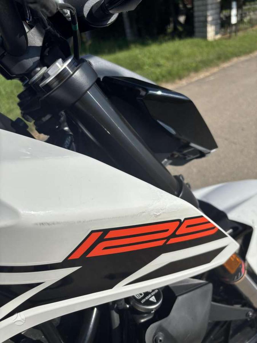 White KTM Duke 2018 in Druskininkai, with an engine capacity of 0.13 L and mileage of 14 thousand km for 2400 €, photo 9 on AUTOMOTO.COM.LV