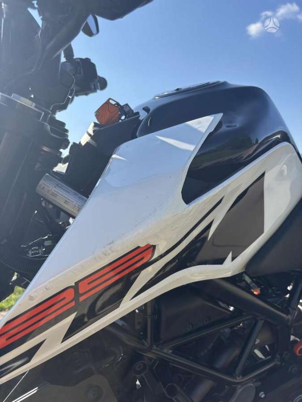 White KTM Duke 2018 in Druskininkai, with an engine capacity of 0.13 L and mileage of 14 thousand km for 2400 €, photo 9 on AUTOMOTO.COM.LV
