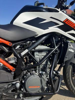 White KTM Duke 2018 in Druskininkai, with an engine capacity of 0.13 L and mileage of 14 thousand km for 2400 €, photo 13 on AUTOMOTO.COM.LV