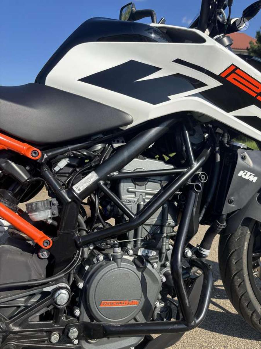 White KTM Duke 2018 in Druskininkai, with an engine capacity of 0.13 L and mileage of 14 thousand km for 2400 €, photo 13 on AUTOMOTO.COM.LV