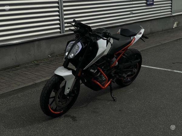 White KTM Duke 2018 in Vilnius, with an engine capacity of 0.13 L and mileage of 29 thousand km for 2300 €, photo 1 on AUTOMOTO.COM.LV