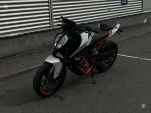 White KTM Duke 2018 in Vilnius, with an engine capacity of 0.13 L and mileage of 29 thousand km for 2300 €, photo  on AUTOMOTO.COM.LV