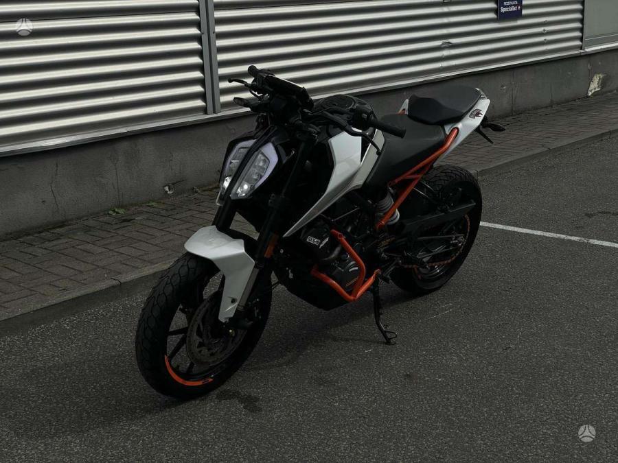 White KTM Duke 2018 in Vilnius, with an engine capacity of 0.13 L and mileage of 29 thousand km for 2300 €, photo 1 on AUTOMOTO.COM.LV