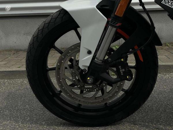 White KTM Duke 2018 in Vilnius, with an engine capacity of 0.13 L and mileage of 29 thousand km for 2300 €, photo 5 on AUTOMOTO.COM.LV