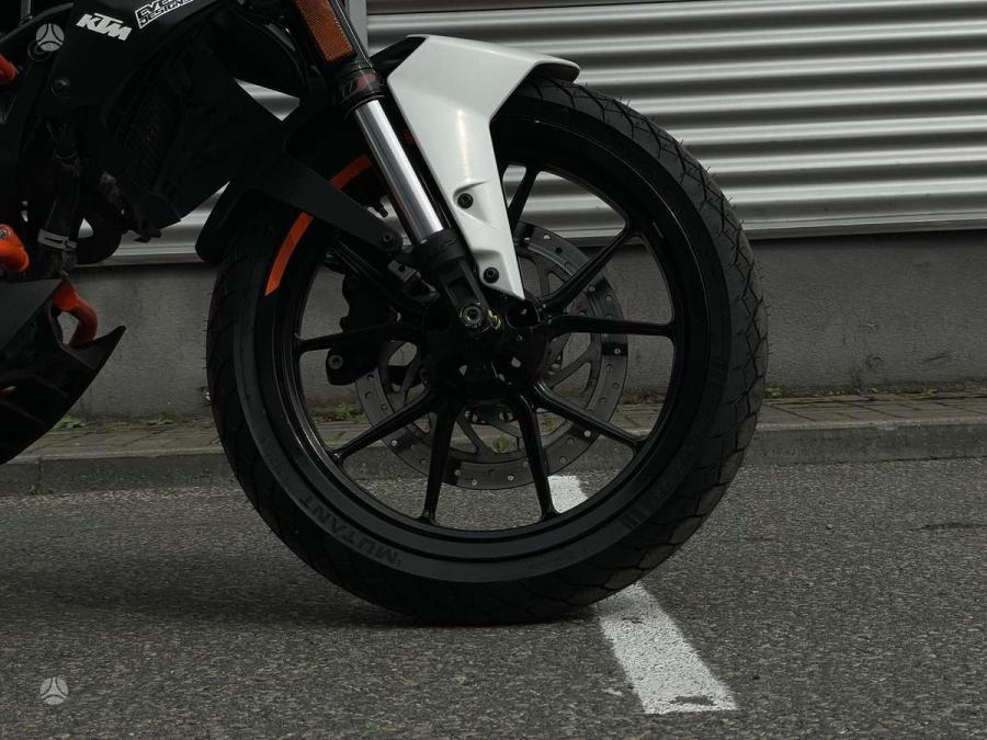 White KTM Duke 2018 in Vilnius, with an engine capacity of 0.13 L and mileage of 29 thousand km for 2300 €, photo 7 on AUTOMOTO.COM.LV