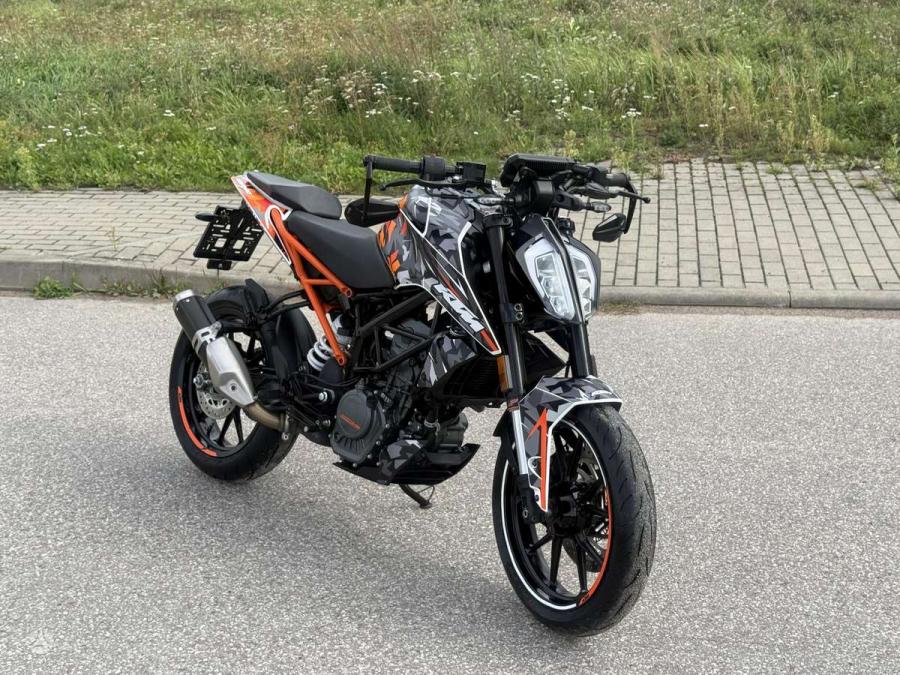 White KTM Duke 2019 in Marijampole, with an engine capacity of 0.13 L and mileage of 12 thousand km for 2440 €, photo 1 on AUTOMOTO.COM.LV