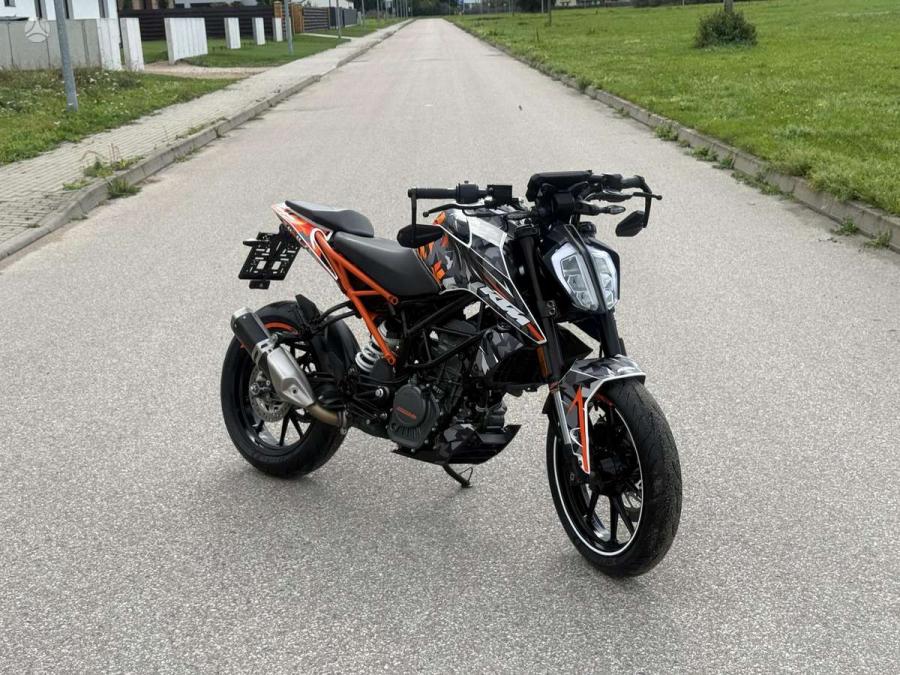 White KTM Duke 2019 in Marijampole, with an engine capacity of 0.13 L and mileage of 12 thousand km for 2440 €, photo 3 on AUTOMOTO.COM.LV