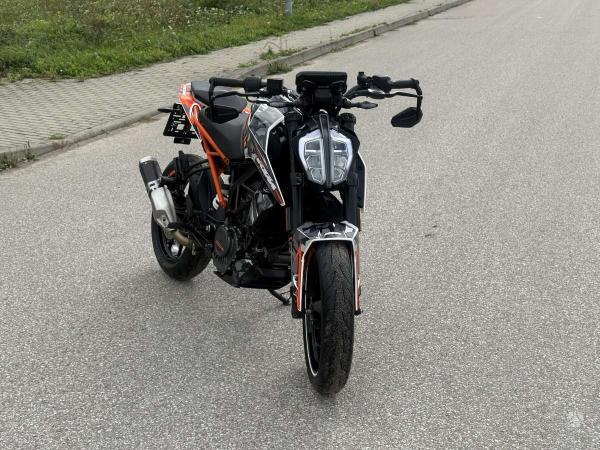 KTM Duke 2019 in Marijampole on AUTOMOTO.COM.LV White KTM Duke 2019 in Marijampole, with an engine capacity of 0.13 L and mileage of 12 thousand km for 2440 €, photo 4 on AUTOMOTO.COM.LV