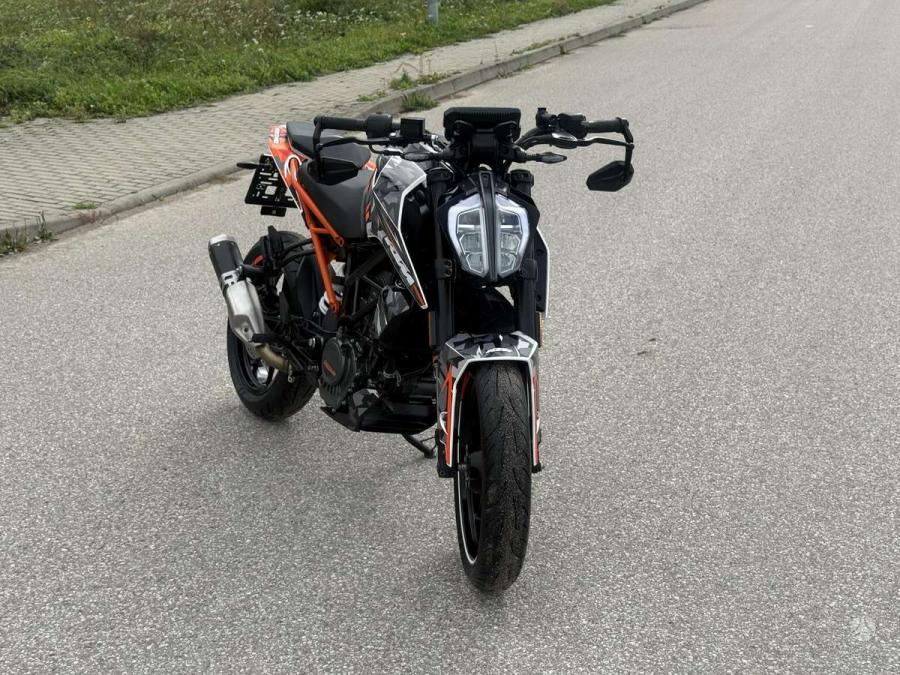 White KTM Duke 2019 in Marijampole, with an engine capacity of 0.13 L and mileage of 12 thousand km for 2440 €, photo 4 on AUTOMOTO.COM.LV