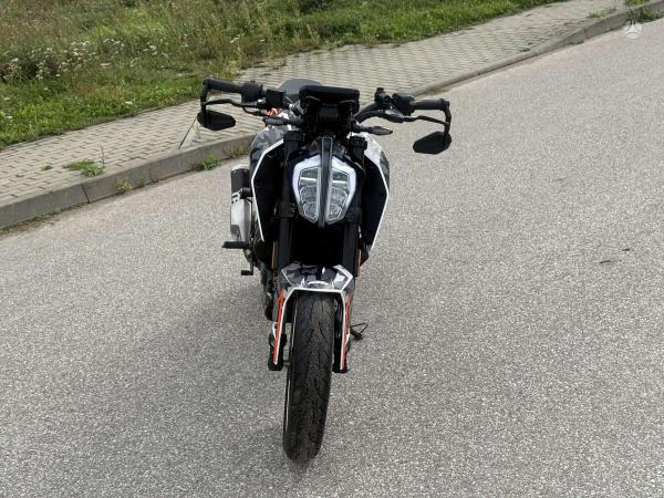 KTM Duke 2019 in Marijampole on AUTOMOTO.COM.LV White KTM Duke 2019 in Marijampole, with an engine capacity of 0.13 L and mileage of 12 thousand km for 2440 €, photo 6 on AUTOMOTO.COM.LV