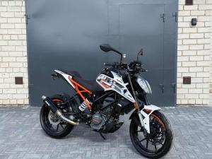 White KTM Duke 2019 in Vilkaviskis, with an engine capacity of 0.13 L and mileage of 28 thousand km for 2330 €, photo  on AUTOMOTO.COM.LV