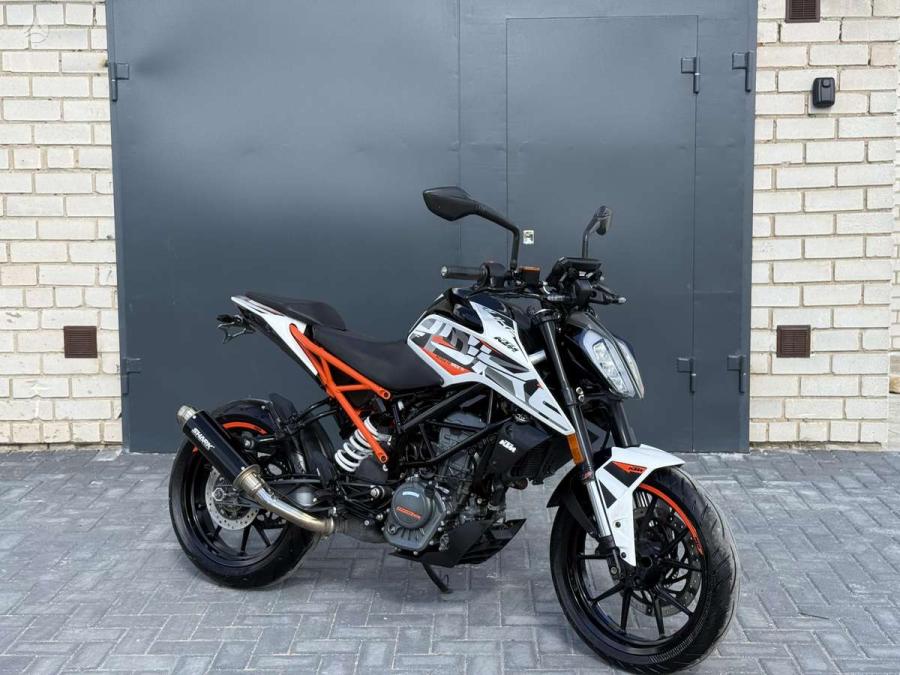 White KTM Duke 2019 in Vilkaviskis, with an engine capacity of 0.13 L and mileage of 28 thousand km for 2330 €, photo 1 on AUTOMOTO.COM.LV