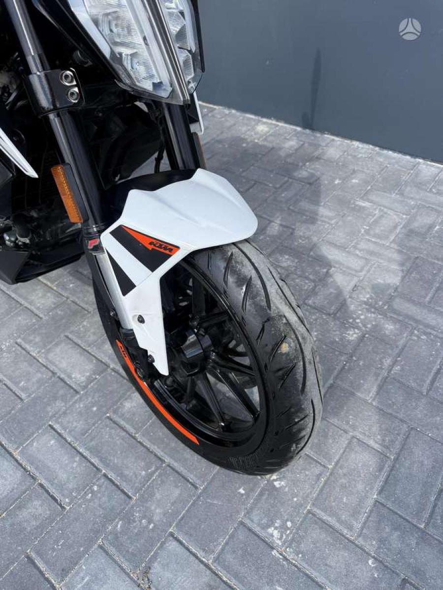 White KTM Duke 2019 in Vilkaviskis, with an engine capacity of 0.13 L and mileage of 28 thousand km for 2330 €, photo 16 on AUTOMOTO.COM.LV