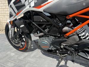 White KTM Duke 2019 in Vilkaviskis, with an engine capacity of 0.13 L and mileage of 28 thousand km for 2330 €, photo 22 on AUTOMOTO.COM.LV