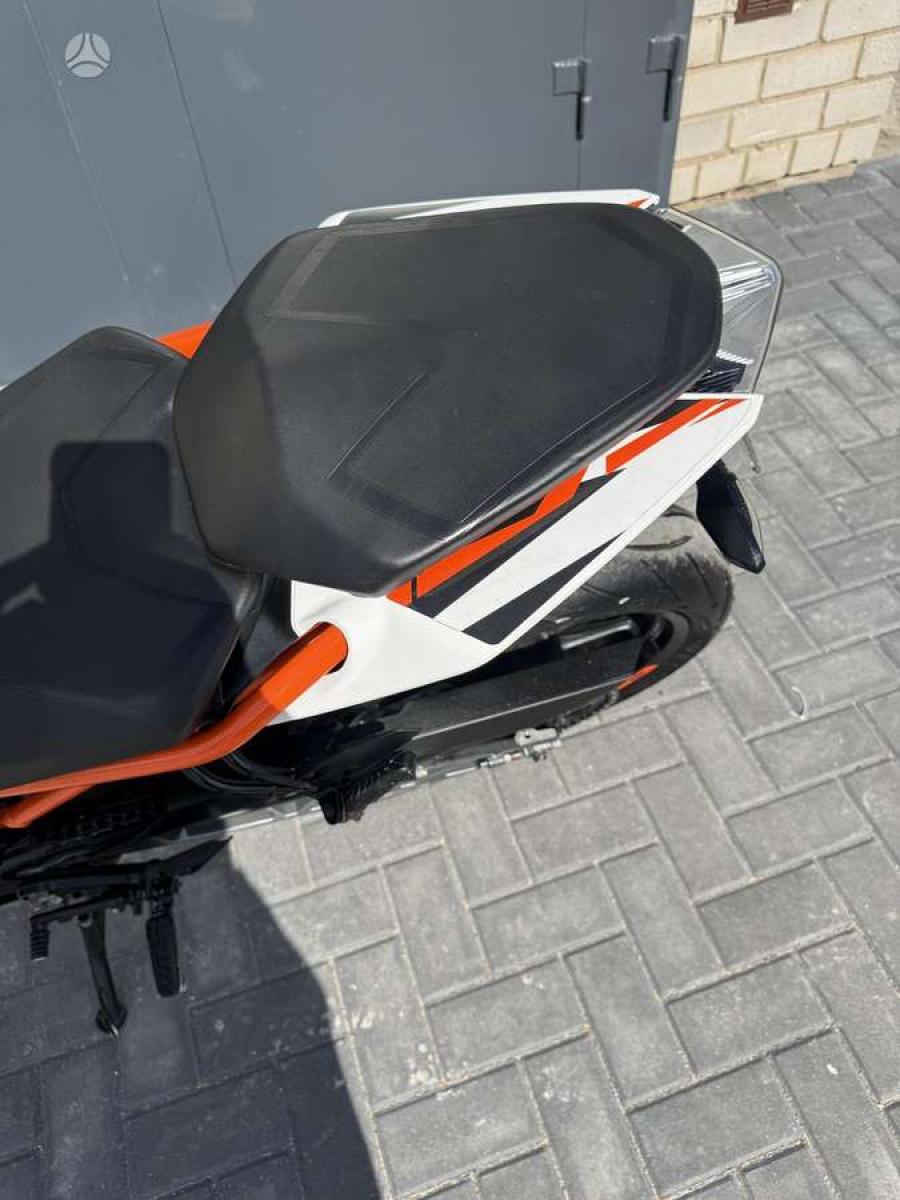 White KTM Duke 2019 in Vilkaviskis, with an engine capacity of 0.13 L and mileage of 28 thousand km for 2330 €, photo 24 on AUTOMOTO.COM.LV