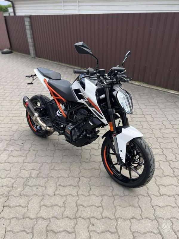 White KTM Duke 2020 in Prienai, with an engine capacity of 0.13 L and mileage of 22 thousand km for 2750 €, photo 1 on AUTOMOTO.COM.LV