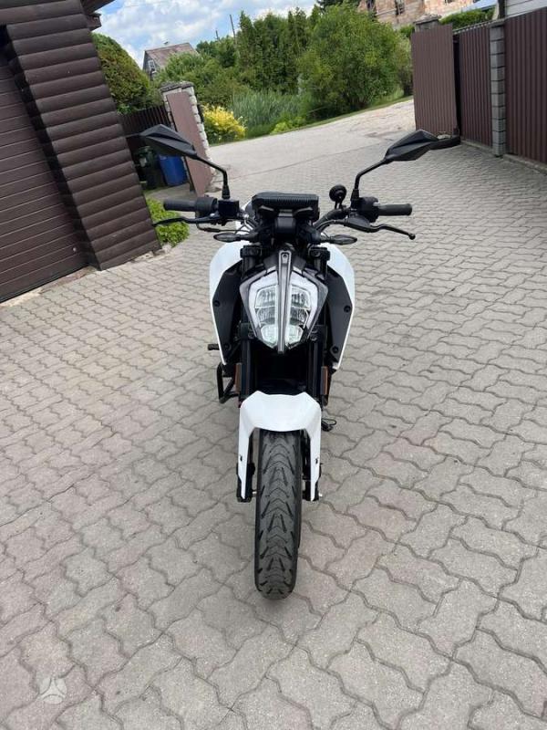 White KTM Duke 2020 in Prienai, with an engine capacity of 0.13 L and mileage of 22 thousand km for 2750 €, photo 3 on AUTOMOTO.COM.LV