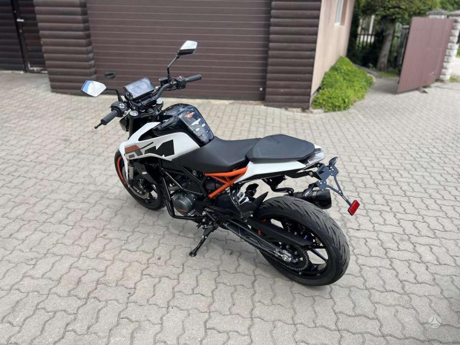 White KTM Duke 2020 in Prienai, with an engine capacity of 0.13 L and mileage of 22 thousand km for 2750 €, photo 8 on AUTOMOTO.COM.LV