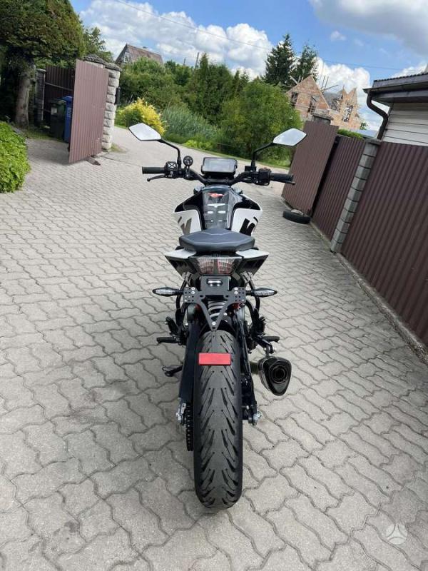 White KTM Duke 2020 in Prienai, with an engine capacity of 0.13 L and mileage of 22 thousand km for 2750 €, photo 8 on AUTOMOTO.COM.LV
