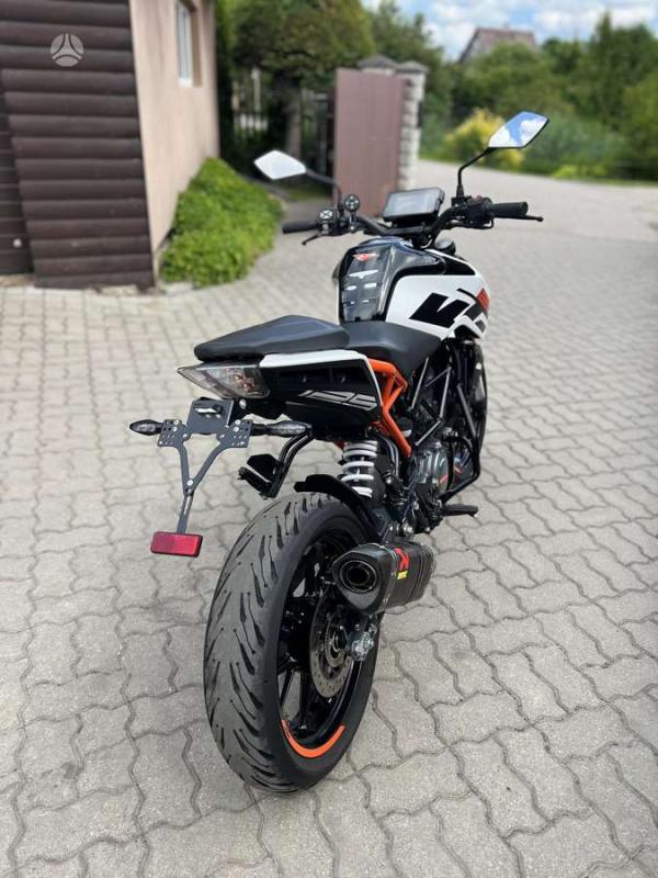 White KTM Duke 2020 in Prienai, with an engine capacity of 0.13 L and mileage of 22 thousand km for 2750 €, photo 9 on AUTOMOTO.COM.LV