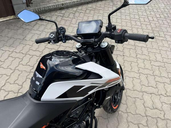White KTM Duke 2020 in Prienai, with an engine capacity of 0.13 L and mileage of 22 thousand km for 2750 €, photo 10 on AUTOMOTO.COM.LV