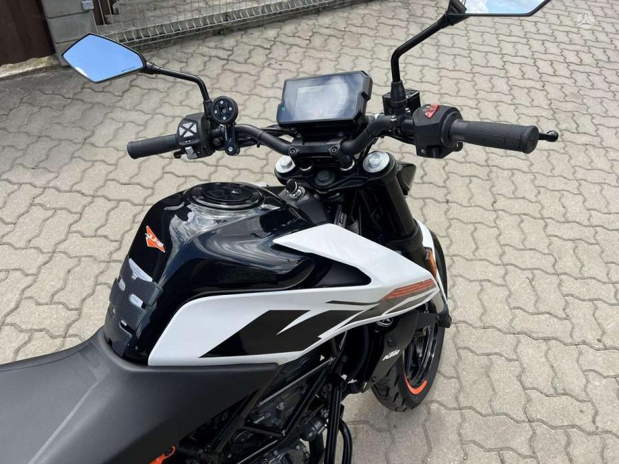 White KTM Duke 2020 in Prienai, with an engine capacity of 0.13 L and mileage of 22 thousand km for 2750 €, photo 11 on AUTOMOTO.COM.LV