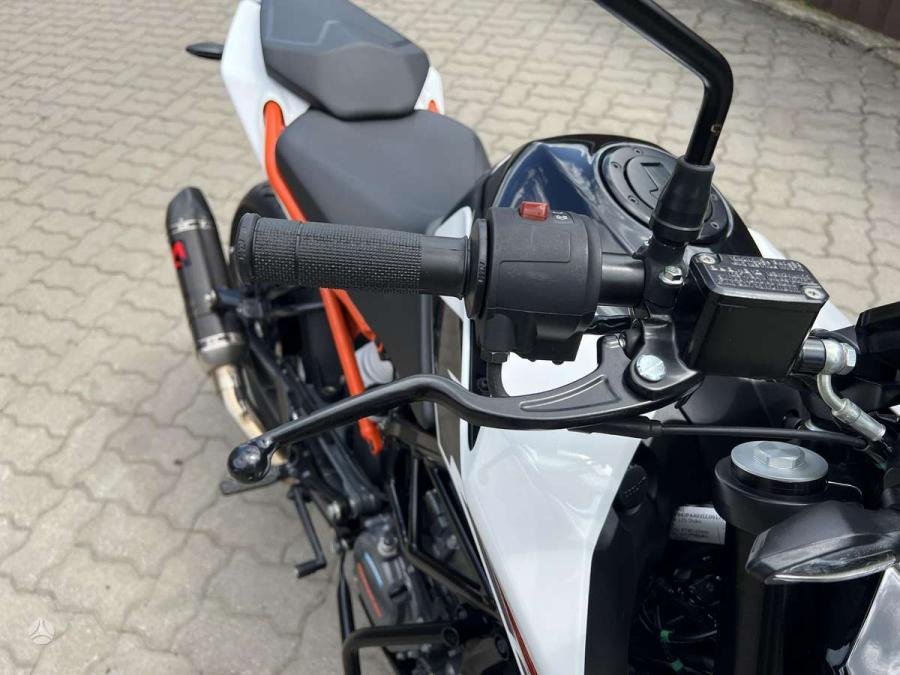 White KTM Duke 2020 in Prienai, with an engine capacity of 0.13 L and mileage of 22 thousand km for 2750 €, photo 18 on AUTOMOTO.COM.LV