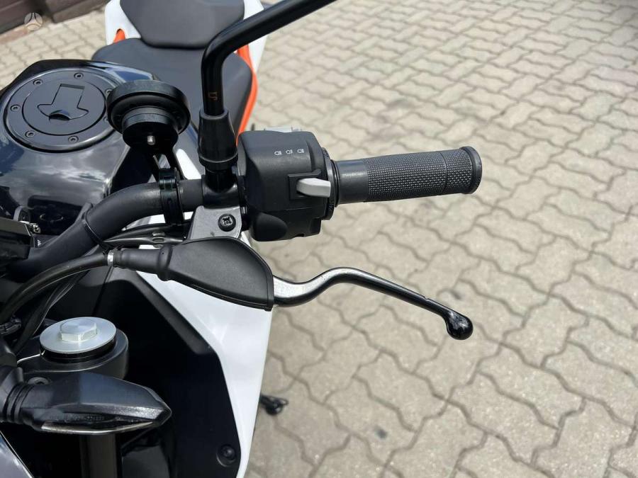 White KTM Duke 2020 in Prienai, with an engine capacity of 0.13 L and mileage of 22 thousand km for 2750 €, photo 19 on AUTOMOTO.COM.LV