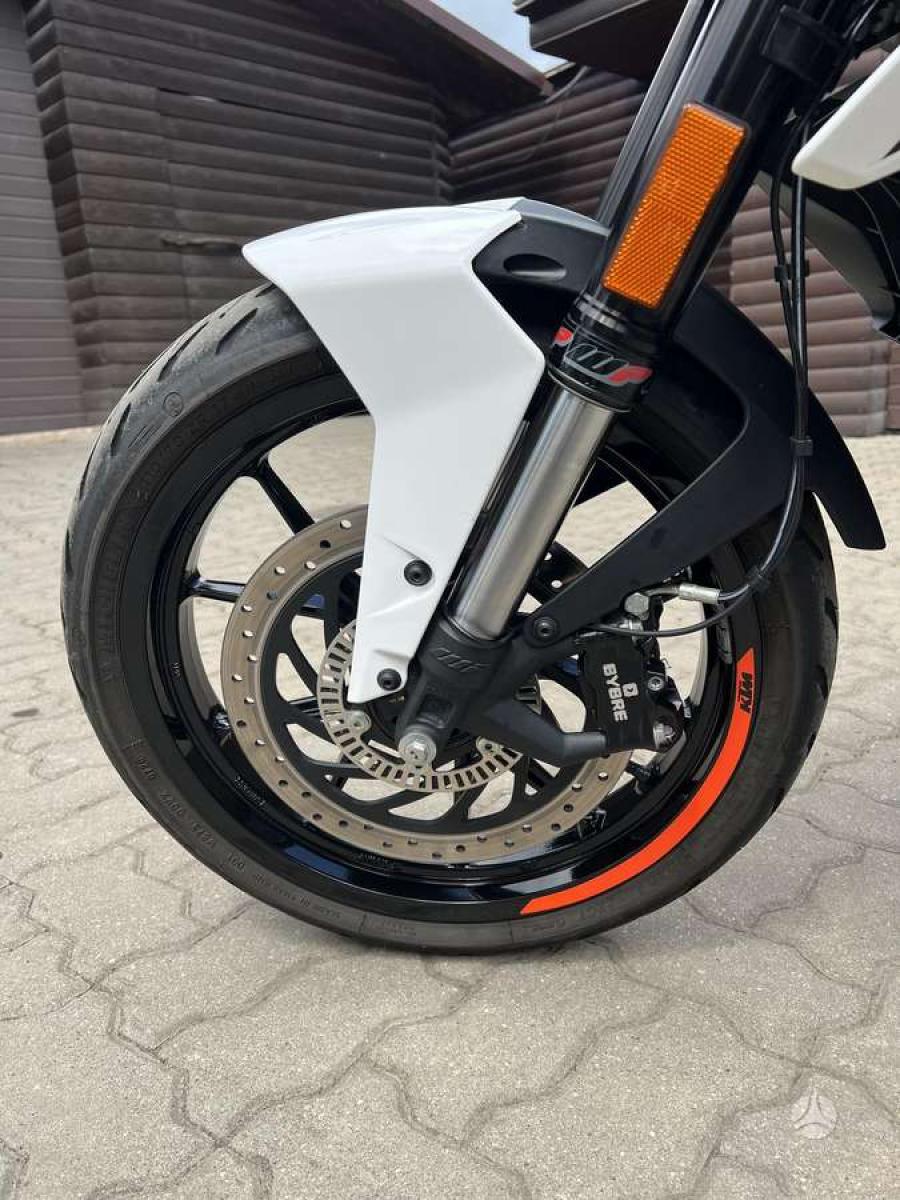 White KTM Duke 2020 in Prienai, with an engine capacity of 0.13 L and mileage of 22 thousand km for 2750 €, photo 21 on AUTOMOTO.COM.LV