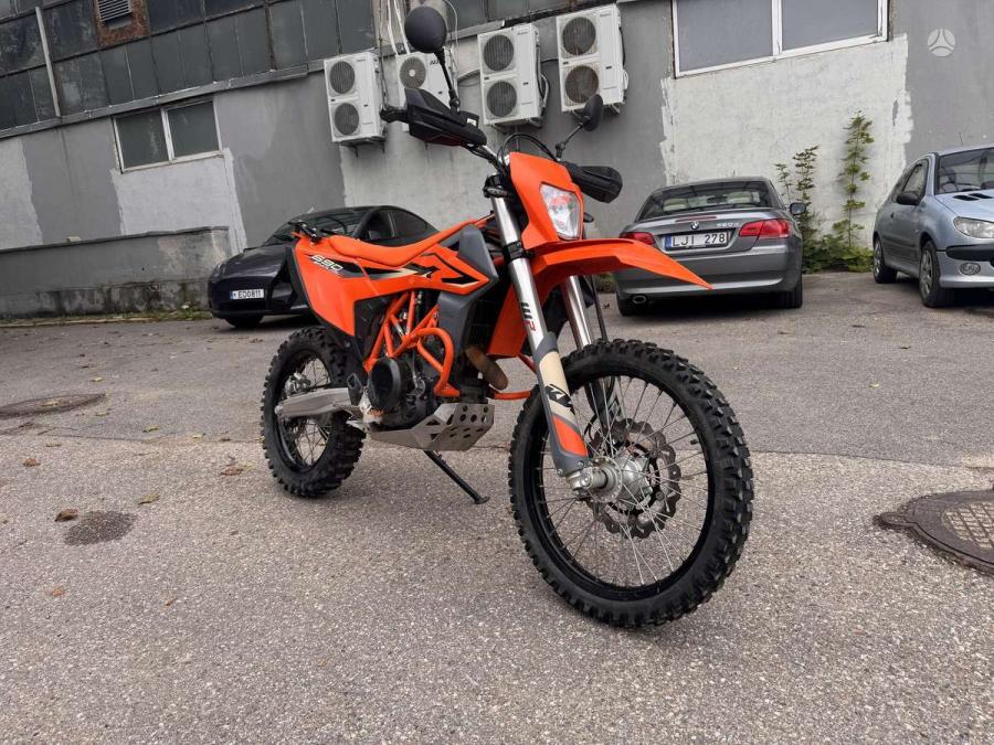 Оранжевый КТМ Enduro 2024 в Вильнюс, объемом двигателя 0.69 л и пробегом 9 тыс. км за 10113 €, фото 3 на AUTOMOTO.COM.LV