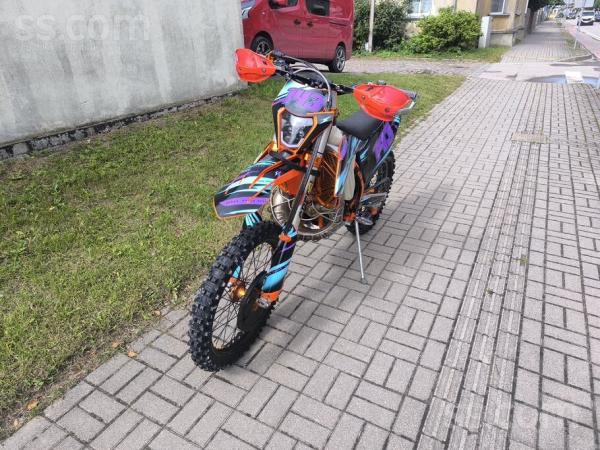 KTM EXC 300 2023 Liepāja, ar dzinēja tilpumu 0.30 L un nobraukumu 0 tūkst. km par 6000 €, foto 4 vietnē AUTOMOTO.COM.LV