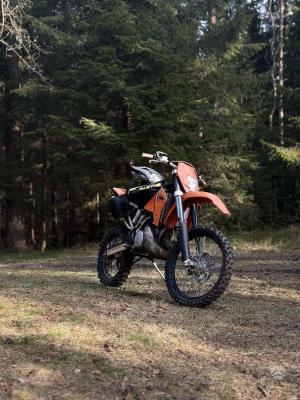 KTM EXC 2001 Trakai, ar dzinēja tilpumu 0.25 L un nobraukumu 10 tūkst. km par 2000 €, foto 3 vietnē AUTOMOTO.COM.LV