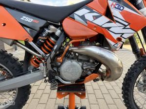 KTM EXC 2006 Viļņa, ar dzinēja tilpumu 0.25 L un nobraukumu 9 tūkst. km par 2850 €, foto 9 vietnē AUTOMOTO.COM.LV