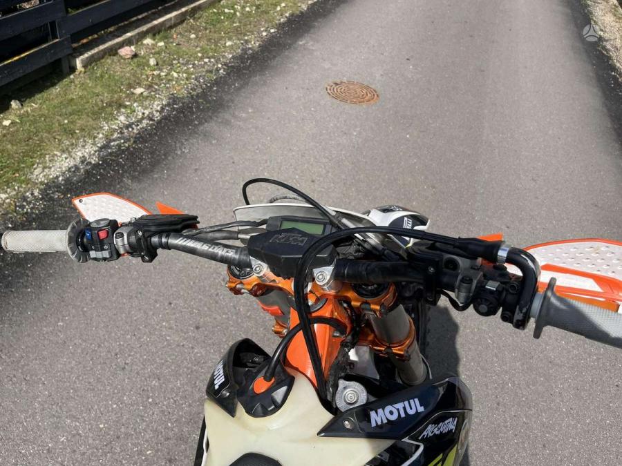 KTM EXC 2015 Viļņa, ar dzinēja tilpumu 0.35 L un nobraukumu 17 tūkst. km par 5150 €, foto 5 vietnē AUTOMOTO.COM.LV