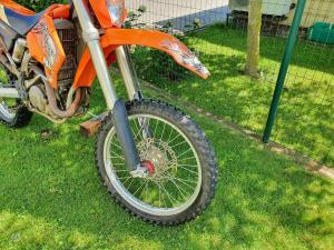 Orange KTM EXC 2005 in Vilnius, with an engine capacity of 0.45 L and mileage of 4 thousand km for 3400 €, photo 18 on AUTOMOTO.COM.LV