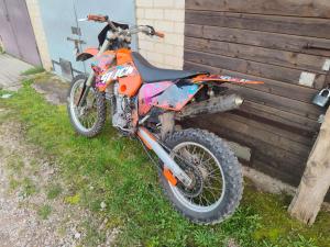 Orange KTM EXC 2005 in Taurage, with an engine capacity of 0.45 L and mileage of 0 thousand km for 1400 €, photo 3 on AUTOMOTO.COM.LV
