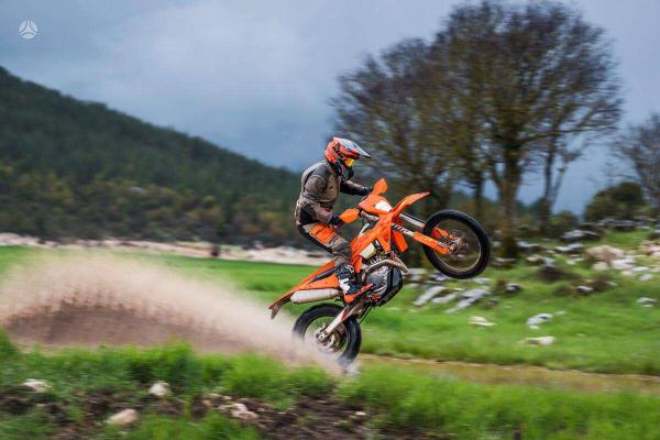 Oranžs KTM EXC 2025 Viļņa, ar dzinēja tilpumu 0.35 L un nobraukumu 0 tūkst. km par 12390 €, foto 4 vietnē AUTOMOTO.COM.LV