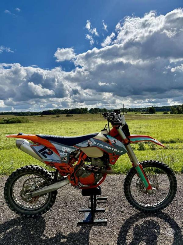 Yellow KTM EXC 2016 in Moletai, with an engine capacity of 0.35 L and mileage of 18 thousand km for 3999 €, photo 1 on AUTOMOTO.COM.LV
