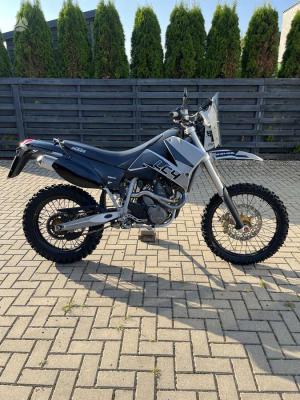 KTM LC 2004 Viļņa, ar dzinēja tilpumu 0.64 L un nobraukumu 23 tūkst. km par 2200 €, foto  vietnē AUTOMOTO.COM.LV