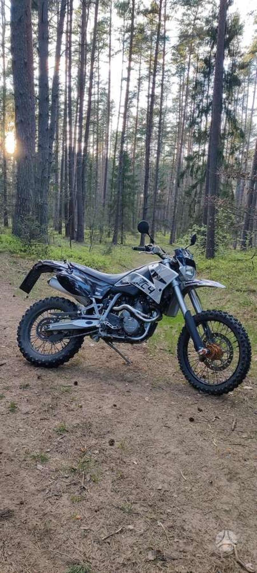 KTM LC 2004 Viļņa, ar dzinēja tilpumu 0.64 L un nobraukumu 23 tūkst. km par 2200 €, foto 13 vietnē AUTOMOTO.COM.LV