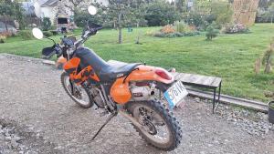 Oranžs KTM LC 2004 Kauņa, ar dzinēja tilpumu 0.64 L un nobraukumu 33 tūkst. km par 3300 €, foto  vietnē AUTOMOTO.COM.LV