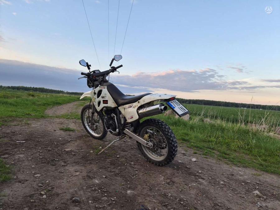 Balts KTM LC 1999 Šauļi, ar dzinēja tilpumu 0.61 L un nobraukumu 22 tūkst. km par 1400 €, foto 1 vietnē AUTOMOTO.COM.LV