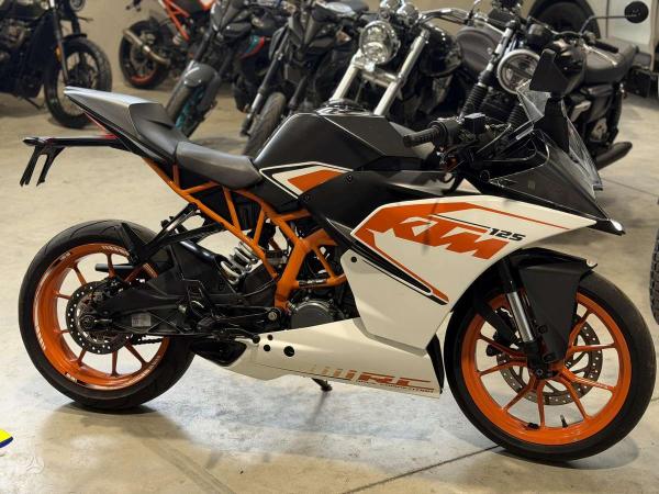 Black KTM RC 2016 in Siauliai, with an engine capacity of 0.13 L and mileage of 22 thousand km for 1990 €, photo 3 on AUTOMOTO.COM.LV