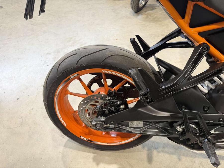 Black KTM RC 2016 in Siauliai, with an engine capacity of 0.13 L and mileage of 22 thousand km for 1990 €, photo 9 on AUTOMOTO.COM.LV