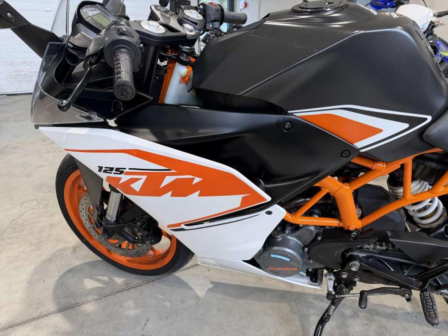 Black KTM RC 2016 in Siauliai, with an engine capacity of 0.13 L and mileage of 22 thousand km for 1990 €, photo 15 on AUTOMOTO.COM.LV