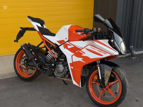 White KTM RC 2024 in Siauliai, with an engine capacity of 0.13 L and mileage of 16 thousand km for 2150 €, photo 2 on AUTOMOTO.COM.LV