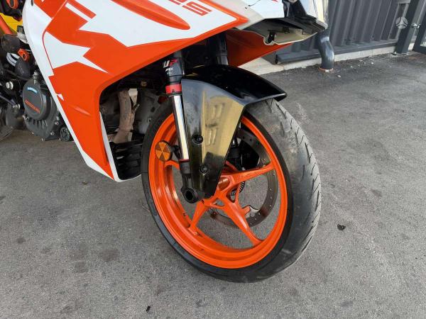 White KTM RC 2024 in Siauliai, with an engine capacity of 0.13 L and mileage of 16 thousand km for 2150 €, photo 3 on AUTOMOTO.COM.LV