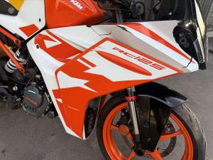 White KTM RC 2024 in Siauliai, with an engine capacity of 0.13 L and mileage of 16 thousand km for 2150 €, photo 5 on AUTOMOTO.COM.LV